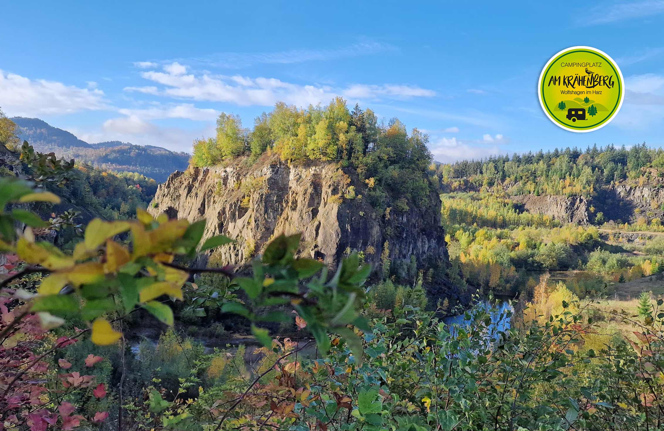 Wandern auf dem „Spur der Steine“ durch den alten Diabas-Steinbruch in